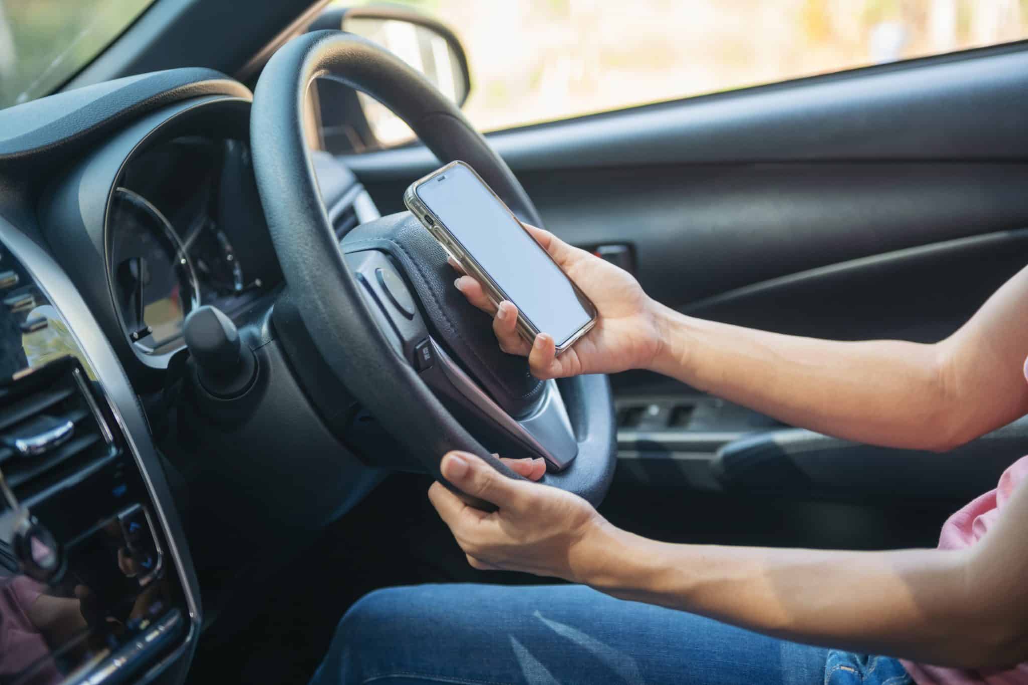What Are The 4 Types Of Distraction While Driving? | LTrent Driving School